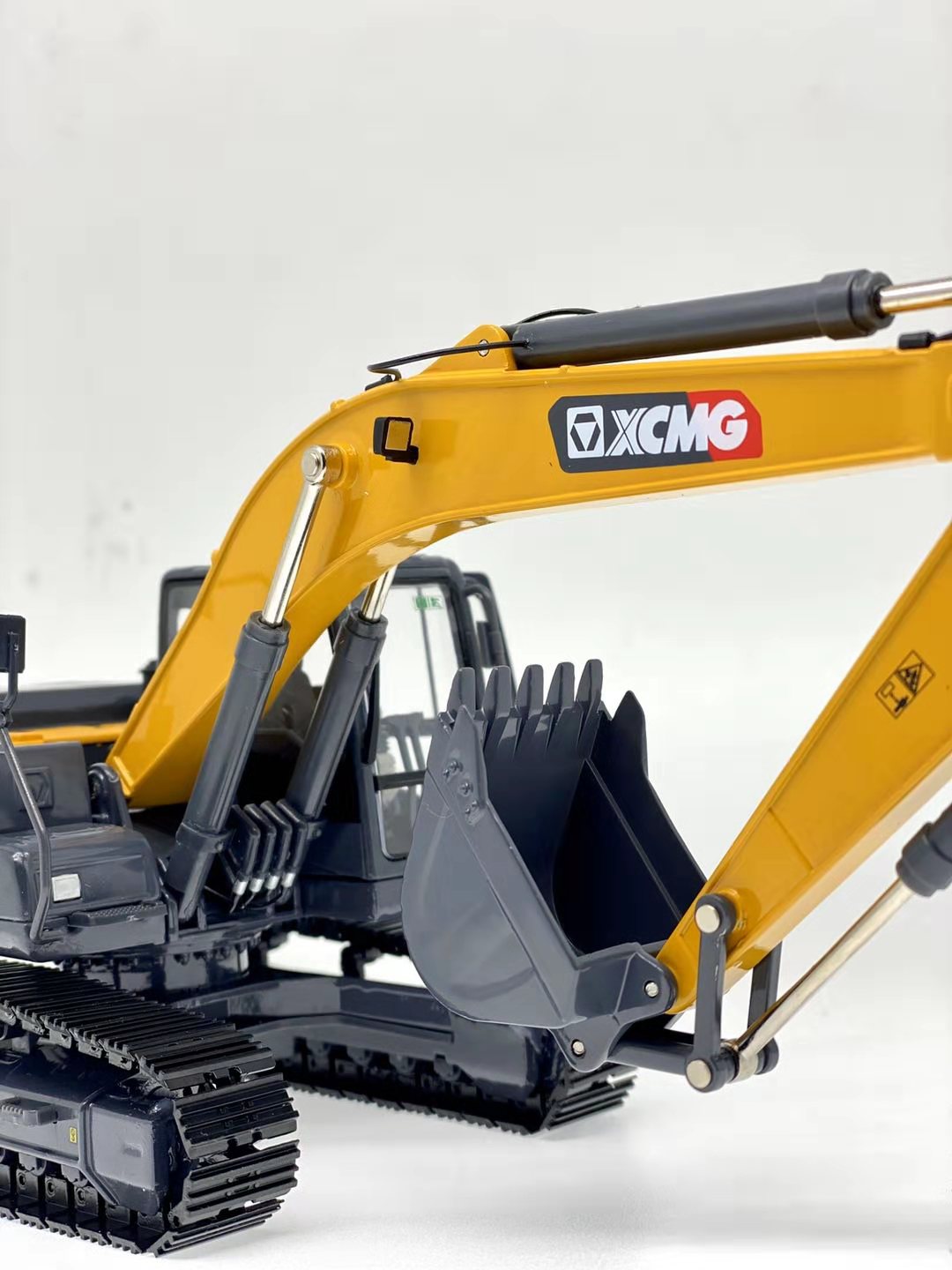 Yagao 1:35 XE215DA Excavator Model Movable Doors Yellow Zinc Alloy ...